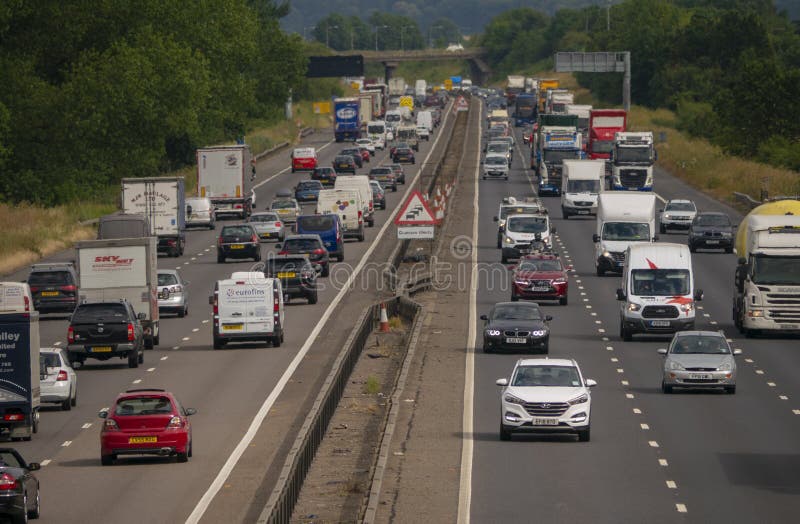 Circulation Dense Sur L'autoroute M1 Photo éditorial - Image du route ...
