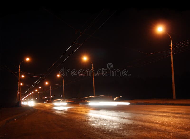 Circulation Sur La Route De Nuit Photo stock - Image du vitesse, urbain ...
