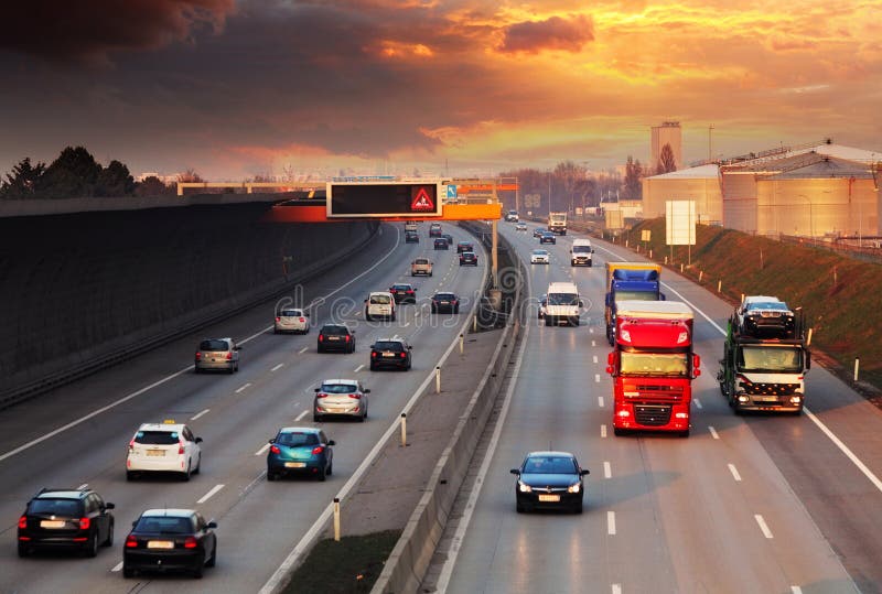 Le Trafic Sur La Route Avec Des Voitures Image stock - Image du lumière ...