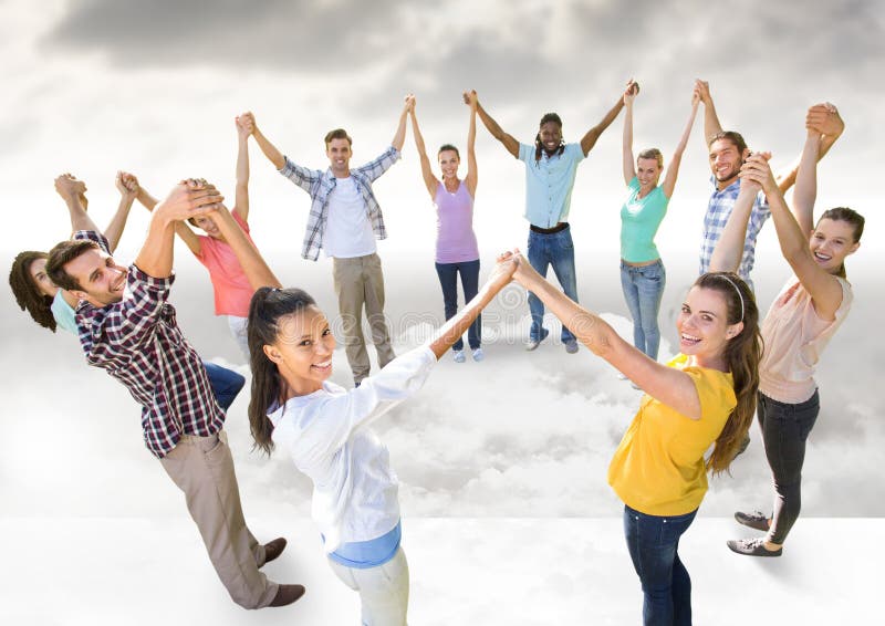 Cirkel Van Mensen Die Handen Samen in Wolken Houden Stock Foto - Image ...