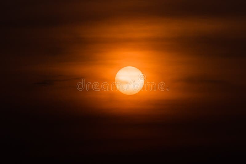 Cirkel Van Zon En Wolk in Avond Stock Afbeelding - Image of kleur ...