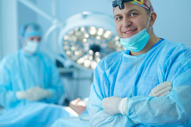 Cirujano En Segundo Plano En Sala De Operaciones Imagen de archivo ...