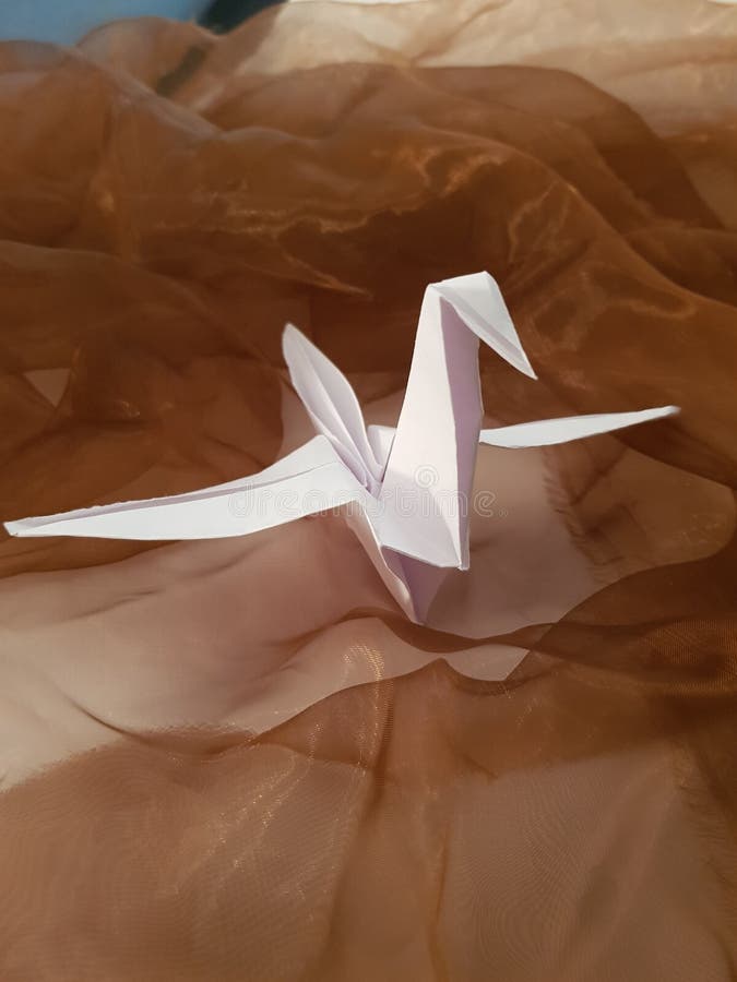 Cisne de Origami foto de archivo. Imagen de aguas, papel - 111737724