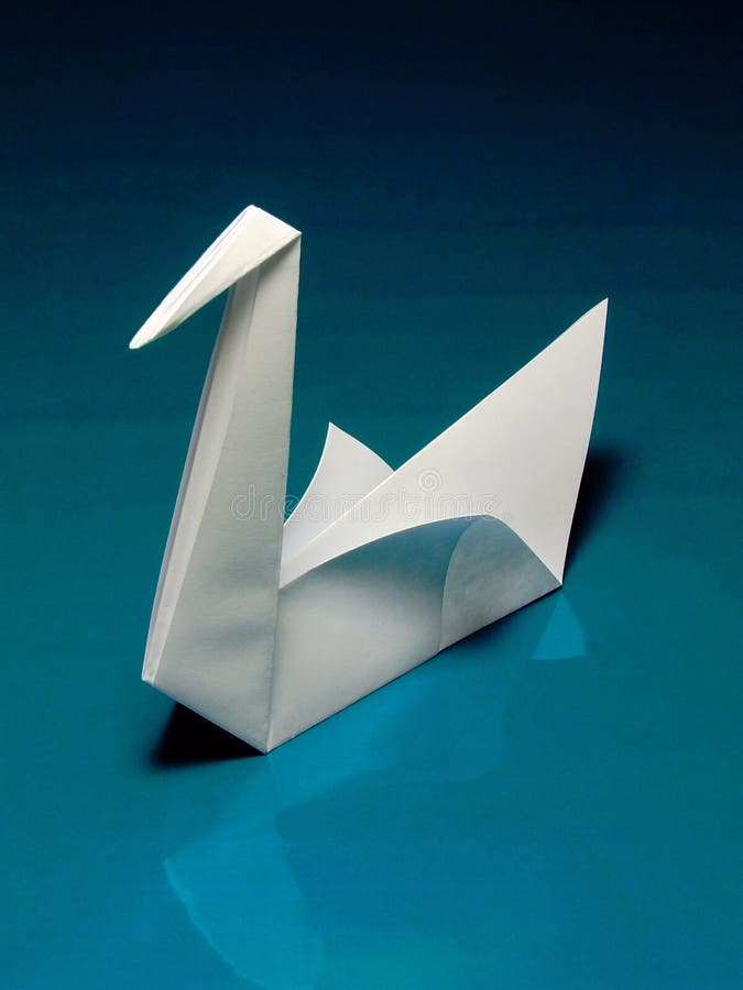 Cisne de Origami imagem de stock. Imagem de dobra, engenho - 4293511