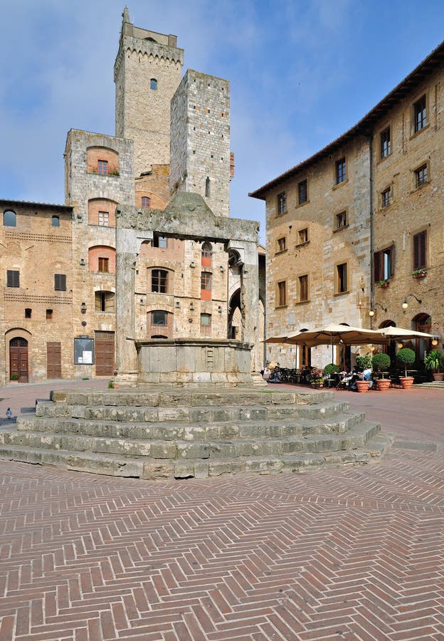 Cisterna De Della De Piazza, San Gimignano, Toscane Photo stock - Image ...