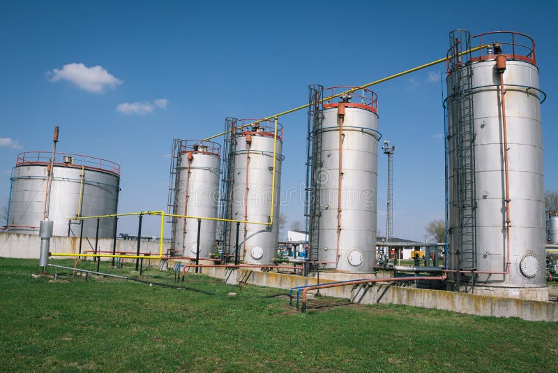 Cisterne immagine stock. Immagine di industriale, tubo - 39179733