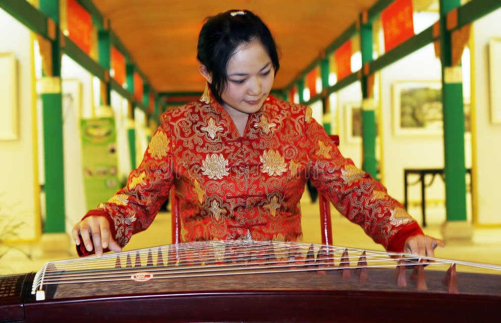 Cithare chinoise. photo stock. Image du fond, configuration - 5077262