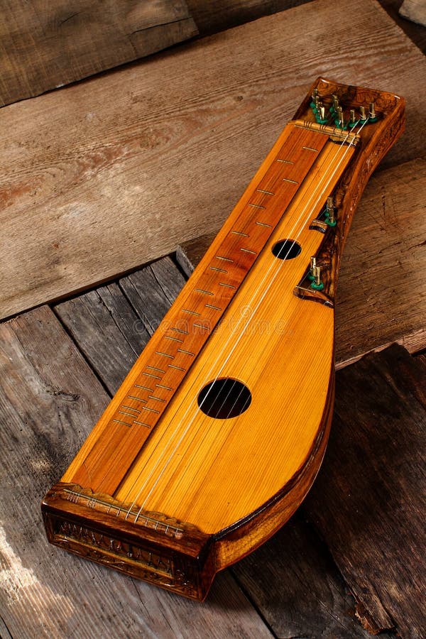 Cithare - Instruments Folkloriques Antiques Photo stock - Image of ...
