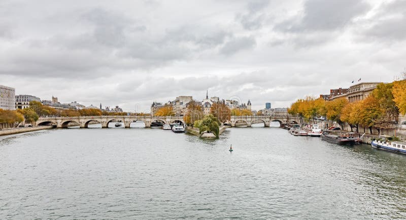 Citi L'isola Ed Il Ponte Neuf a Parigi Fotografia Editoriale - Immagine ...