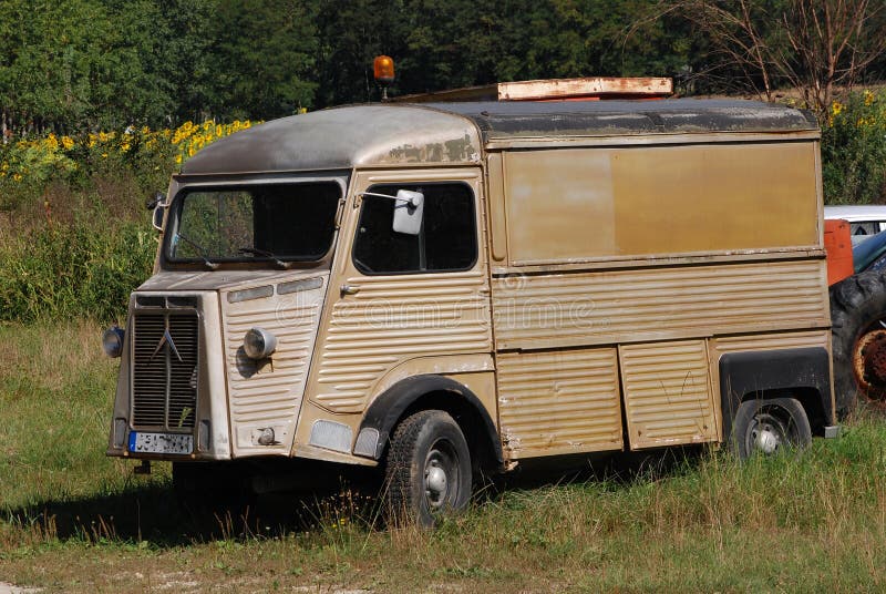 En gammal Citroen bil fotografering för bildbyråer. Bild av bygger ...