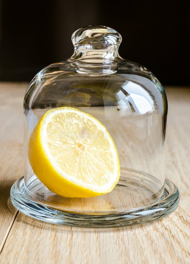 Citron Frais Dans Un Dôme En Verre Photo stock - Image du régénération ...