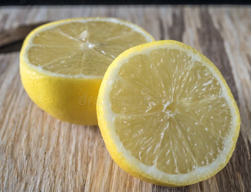 Citron Et Coupure De Citron Photo stock - Image du chaux, cultivé: 24980618