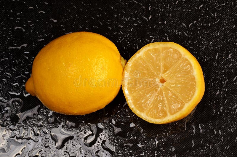 Citron Humide Sur Un Fond Noir Image stock - Image du demi, abstrait ...