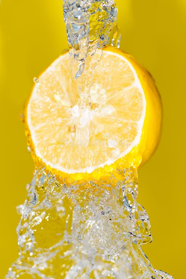 Citronen bevattnar in fotografering för bildbyråer. Bild av moget ...
