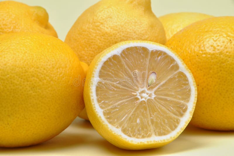 Citroner arkivfoto. Bild av citronsaft, stängning, banta - 15721960