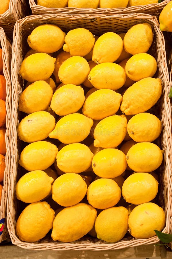 Citroner arkivfoto. Bild av räknare, skina, bifokal, näring - 23919812