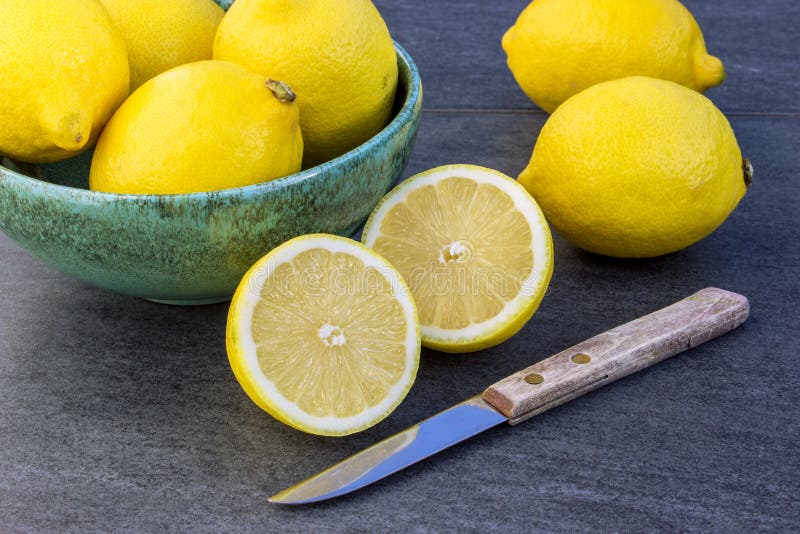 Citroner arkivfoto. Bild av nytt, kök, halv, frukt, citron - 46161316