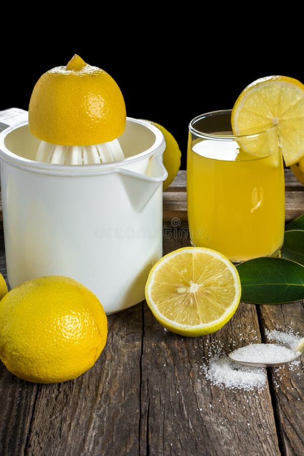 Citronjuice arkivfoto. Bild av snitt, citrusfrukter, alkoholfri - 93556288