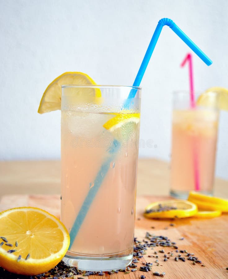 Citronnade photo stock. Image du froid, paille, frais - 20935394