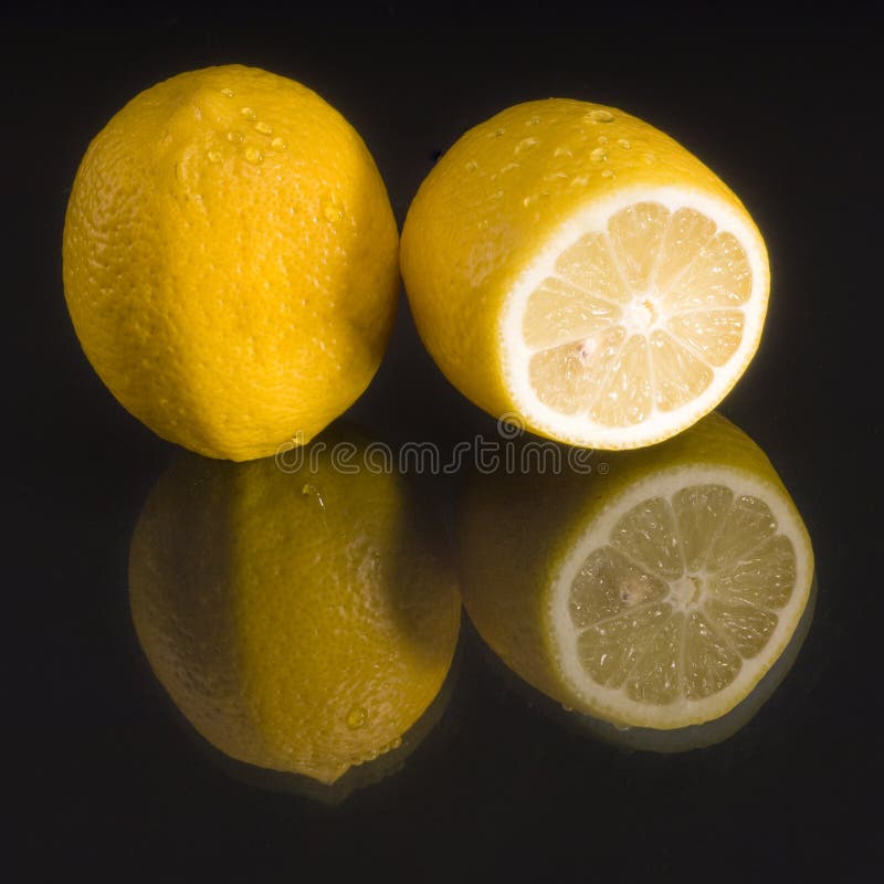 Citrons image stock. Image du fruits, reflété, nourriture - 5665157