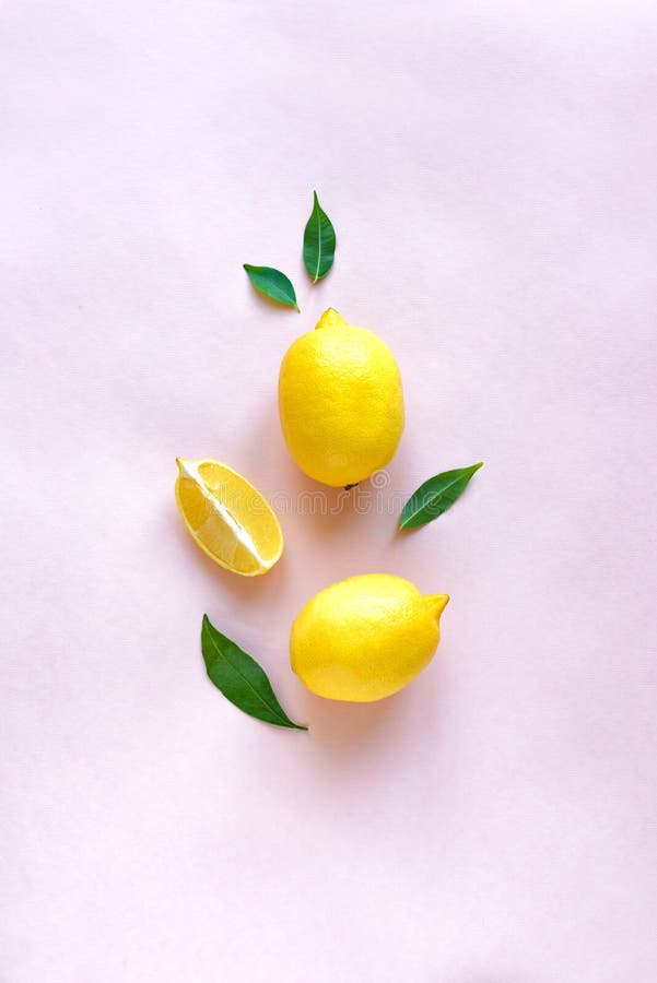Citrons sur le rose image stock. Image du lames, fond - 133846889