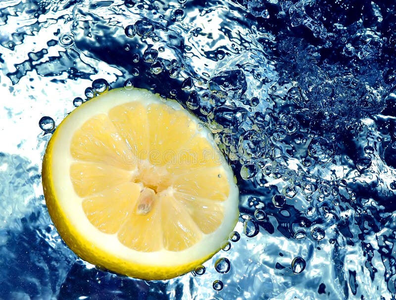 Citronvatten arkivfoto. Bild av kallt, citron, bubblade - 658216