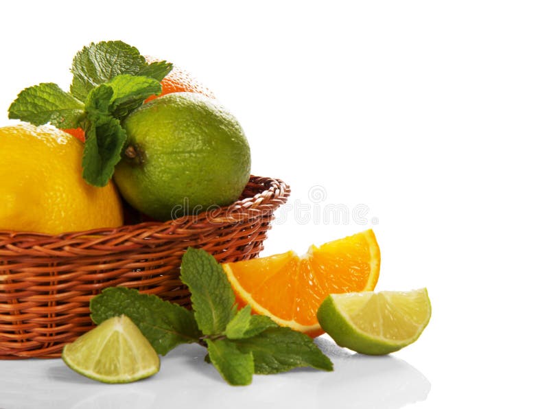 Citrusvrucht in Rieten Mand Stock Afbeelding - Image of groen, plak ...