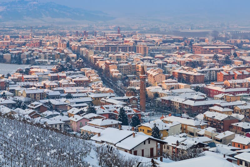 Vecchia Città Di Alba, Italia Fotografia Stock - Immagine di corsa ...