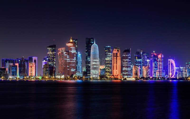 Orizzonte Del Centro Di Doha Alla Notte Il Qatar, Medio Oriente ...