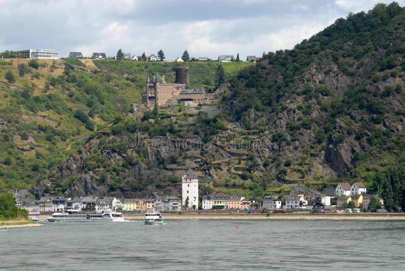 Fiume Il Reno E Cittadina Con La Chiesa Bianca Vicino a Bonn in ...