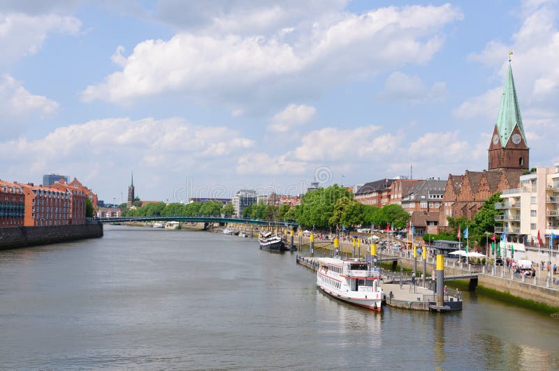 Cityscape Langs De Weser-rivier in Bremen, Duitsland Stock Foto - Image ...