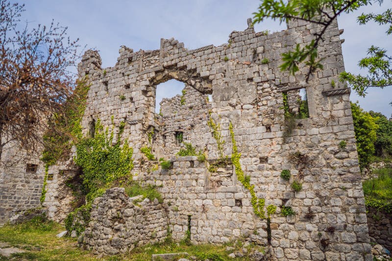 Ciudad Antigua. Vista Soleada De Las Ruinas De La Ciudadela En Stari ... Ciudad Antigua. Vista Soleada De Las Ruinas De La Ciudadela En Stari ...