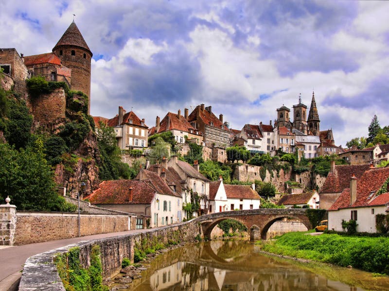 Ciudad Bastante Medieval, Borgoña, Francia Foto de archivo - Imagen de ...