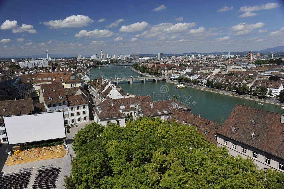 Ciudad de Basilea, Suiza fotografía editorial. Imagen de urbano - 32995612