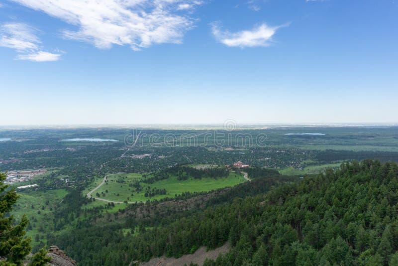 Ciudad De Boulder Colorado Como Se Ve Desde La Ruta Real Imagen de ...