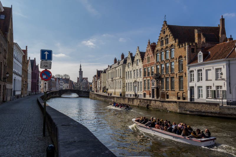 Ciudad de Brujas foto editorial. Imagen de antiguo, exterior - 122064676