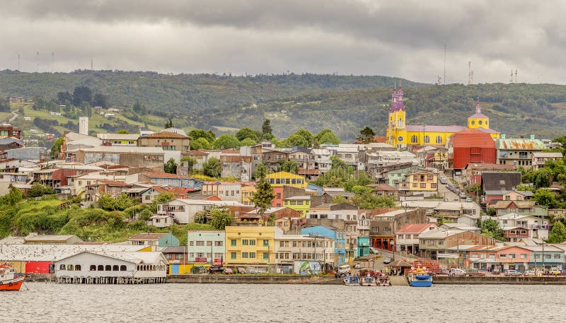 CASTRO, CHILE - 22 DE MARZO DE 2015: Barcos De Pesca En Un Puerto En ...