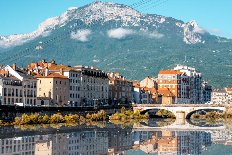 Cuadrado De Ciudad De Grenoble Foto de archivo - Imagen de nubes ...