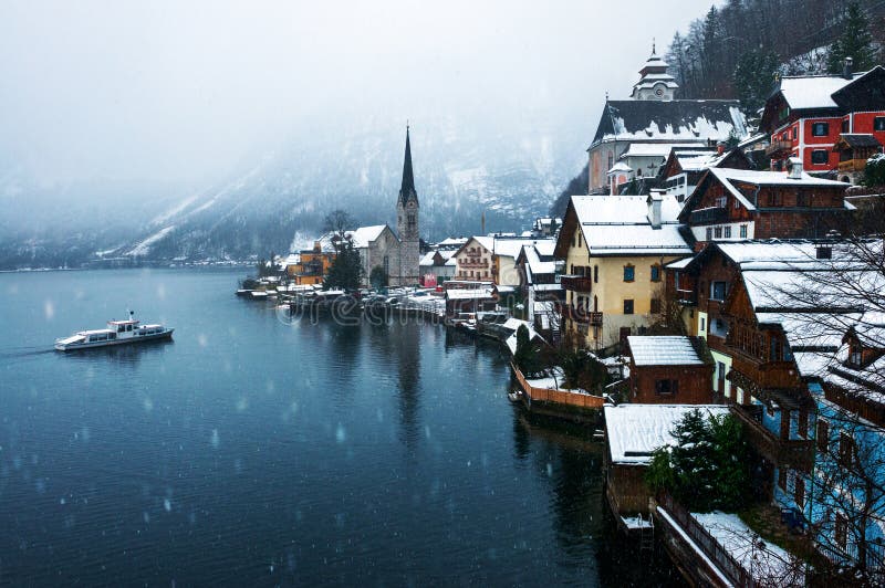 Ciudad De Hallstatt, Austria En Invierno Imagen de archivo - Imagen de ...