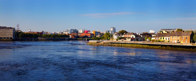 Ciudad De La Quintilla Y Río De Shannon Imagen de archivo - Imagen de ...