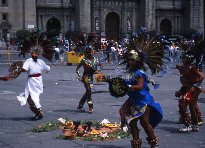 Ciudad De México; Danza Azteca Imagen editorial - Imagen de maya ...