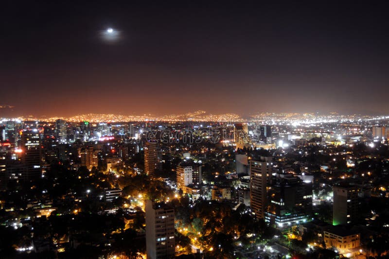 Ciudad de México por noche foto de archivo. Imagen de iluminado - 9223114