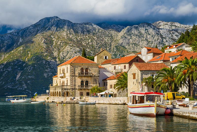 Ciudad De Perast En Montenegro Foto de archivo - Imagen de verano ...