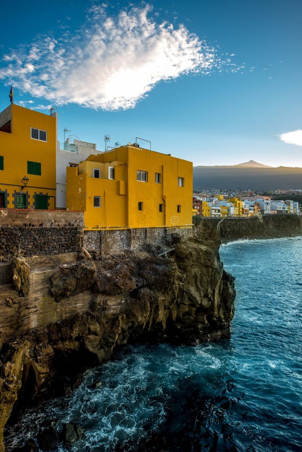 Ciudad De Punta Brava En La Isla De Tenerife Imagen de archivo - Imagen ...