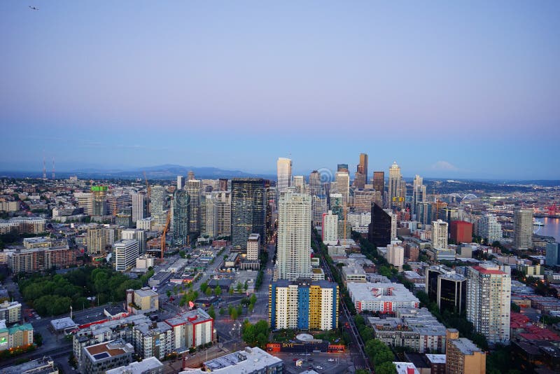 Seattle en la noche foto de archivo. Imagen de cityscape - 117594394