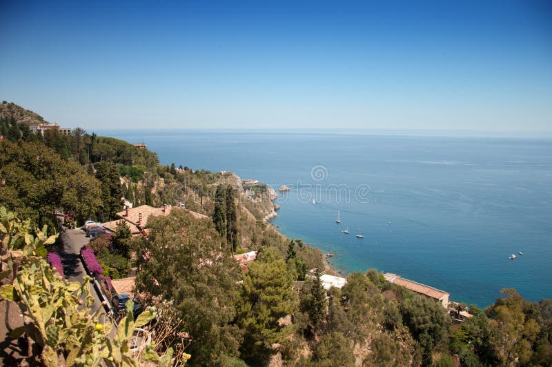 Monte Tauro Con El Castillo Sarraceno En Taormina, Italia Imagen de ...