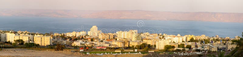Tiberíades - Ciudad En La Colina En La Orilla Del Mar De Galilea ...