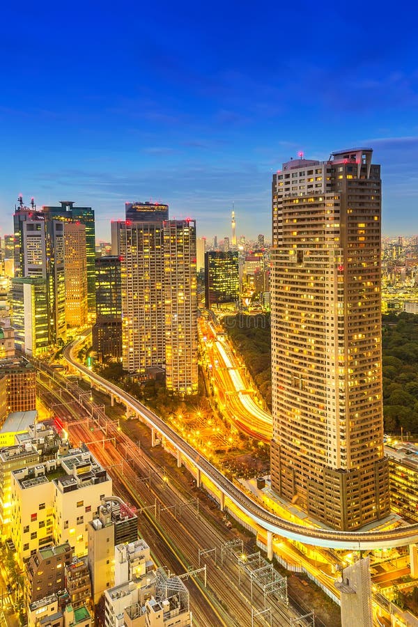 Ciudad De Tokio En La Vertical De La Noche Imagen de archivo - Imagen ...