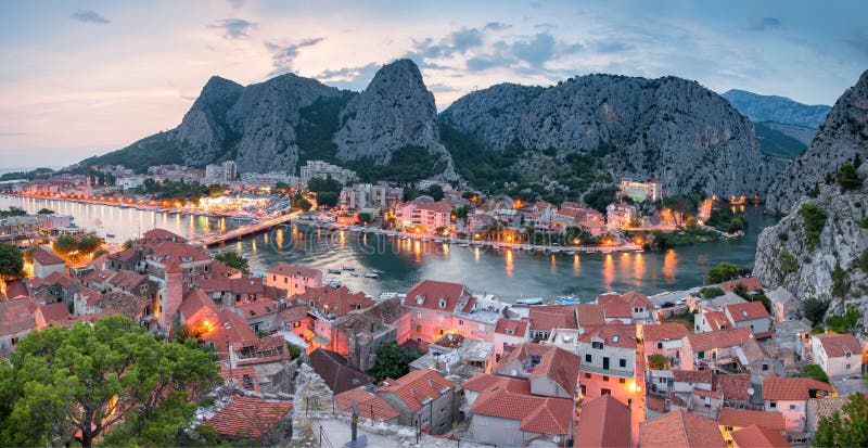 Ciudad Del Paisaje De Omis, Croacia Foto de archivo - Imagen de paisaje ...