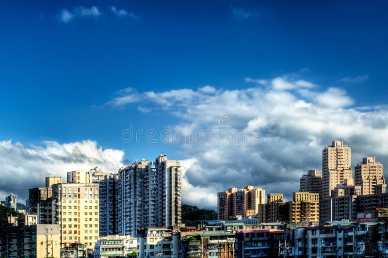 Ciudad en el día foto de archivo. Imagen de azul, exterior - 9862278